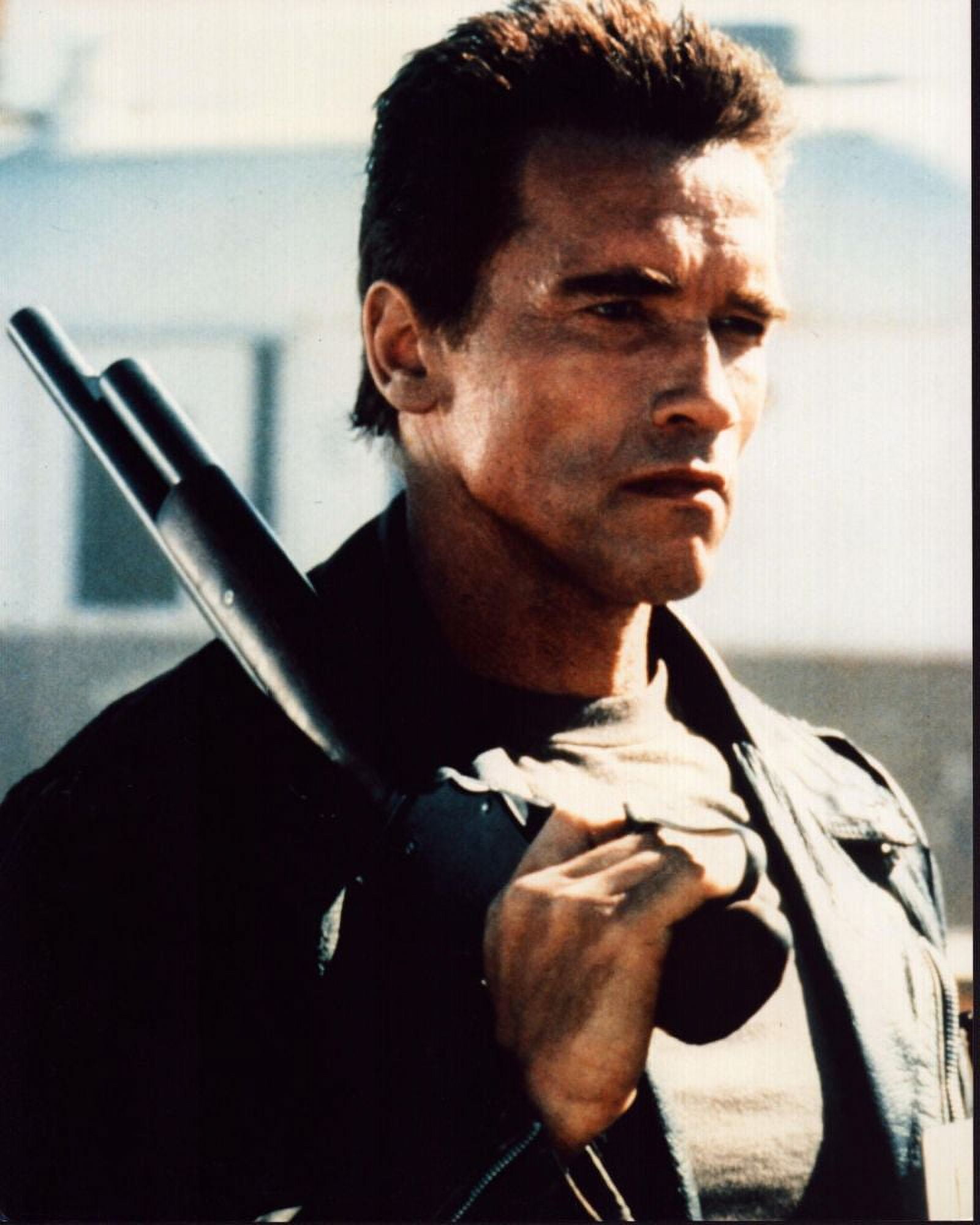 Arnold Schwarzenegger With Gun On Shoulder In Terminator 2: Judgment ...