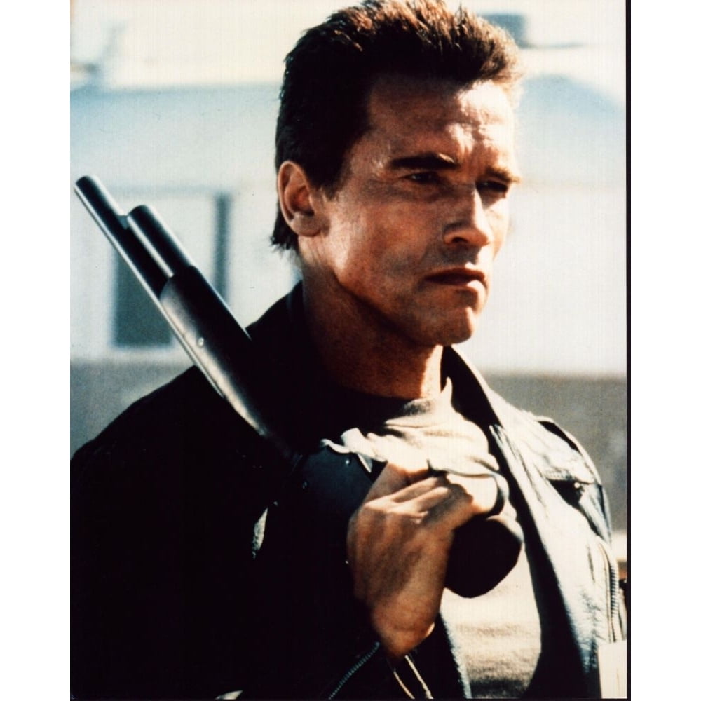 Arnold Schwarzenegger With Gun On Shoulder In Terminator 2: Judgment ...