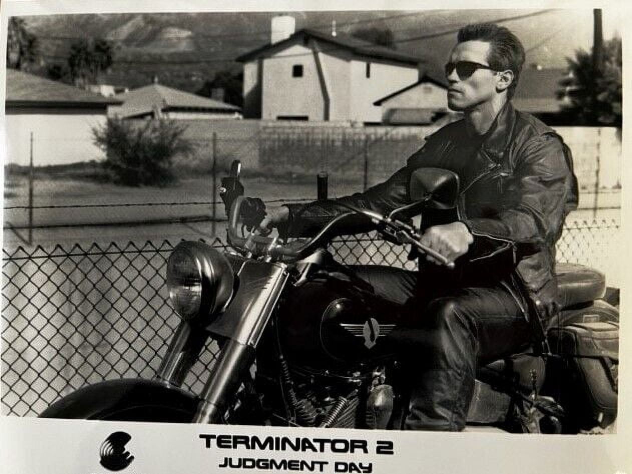 Arnold Schwarzenegger on his motorcycle Terminator 2 8x10 inch photo ...