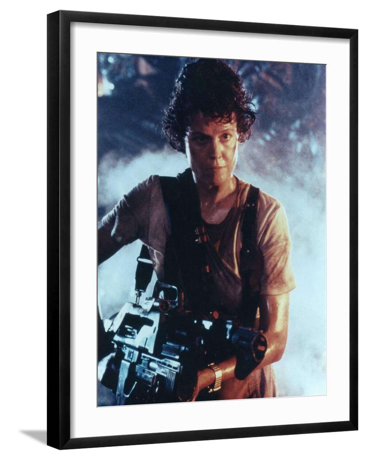 Art.com ALIENS, 1986 directed by JAMES CAMERON with Sigourney Weaver ...