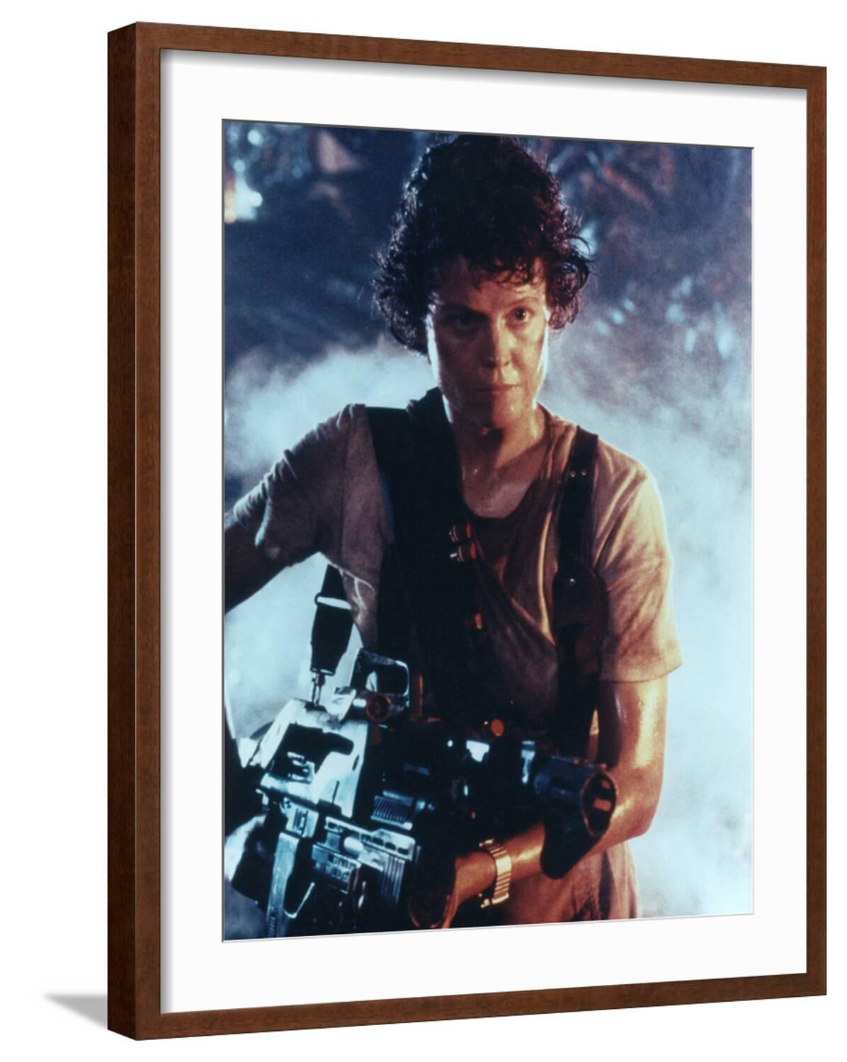 Art.com ALIENS, 1986 directed by JAMES CAMERON with Sigourney Weaver ...