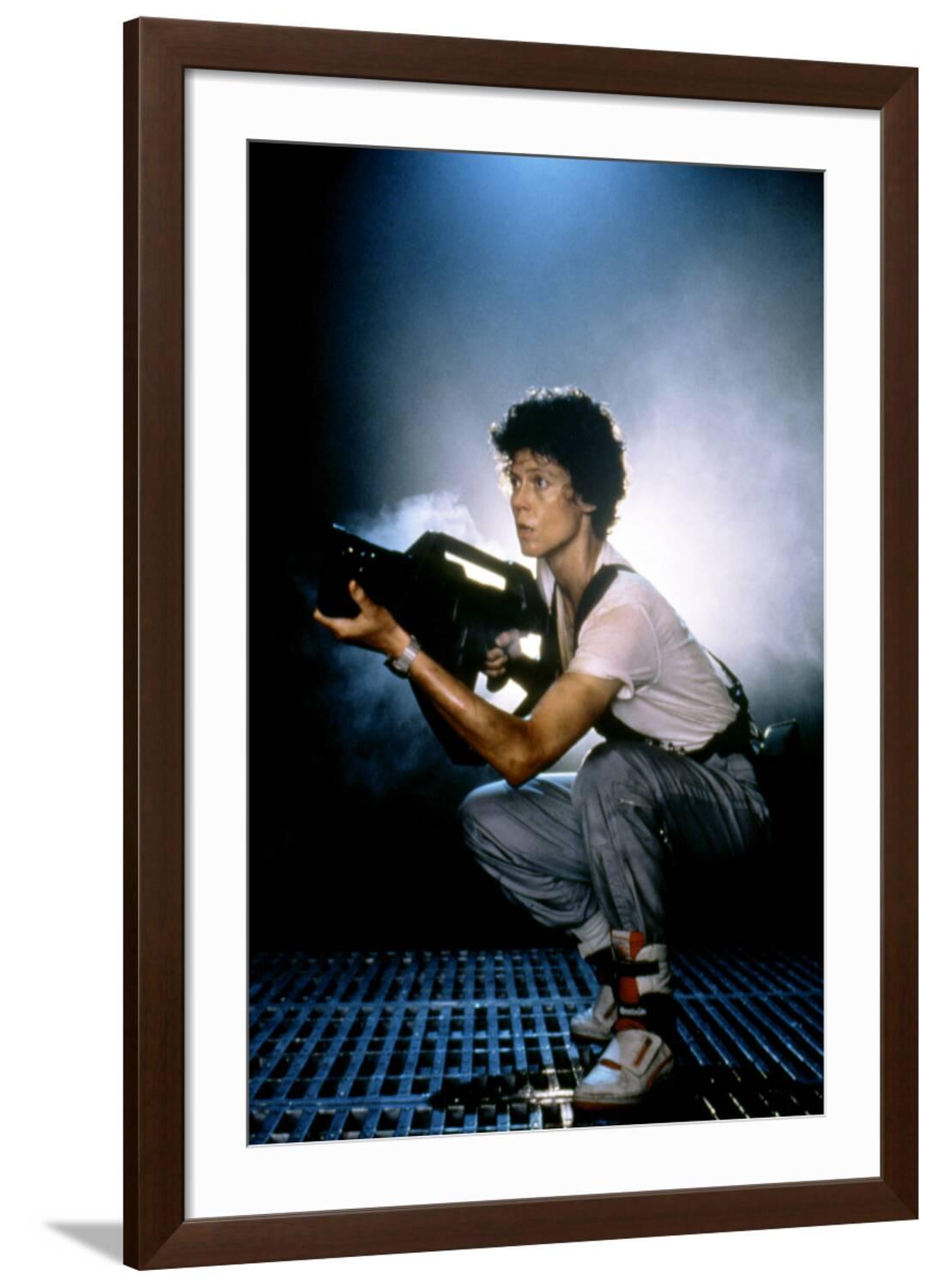 Art.com ALIENS, 1986 directed by JAMES CAMERON with Sigourney Weaver ...