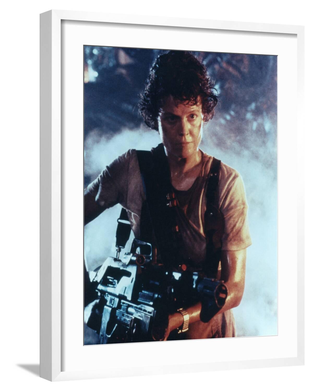 Art.com ALIENS, 1986 directed by JAMES CAMERON with Sigourney Weaver ...