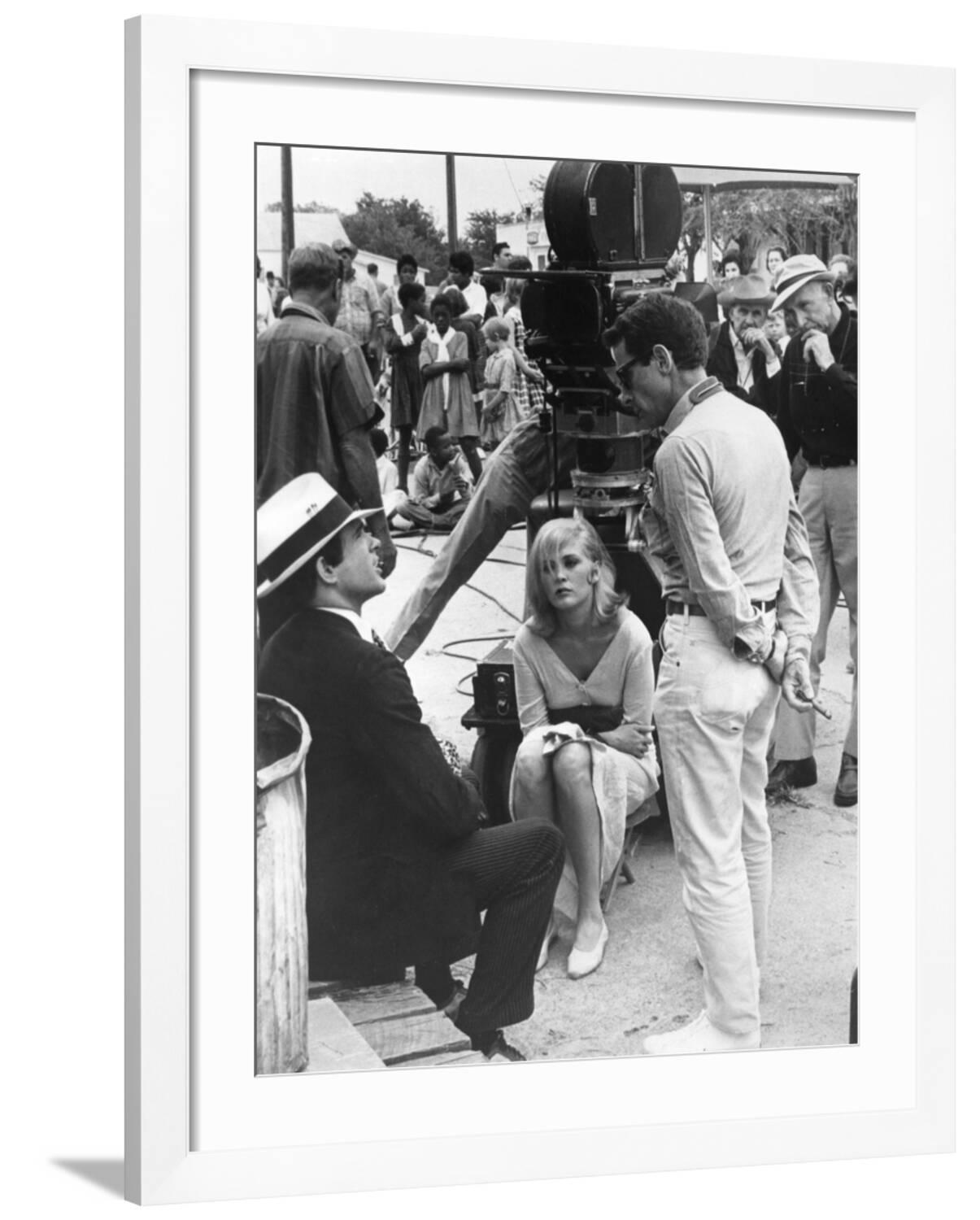 Art.com BONNIE AND CLYDE, 1967 directed by ARTHUR PENN On the set, Arthur Penn with Warren ...