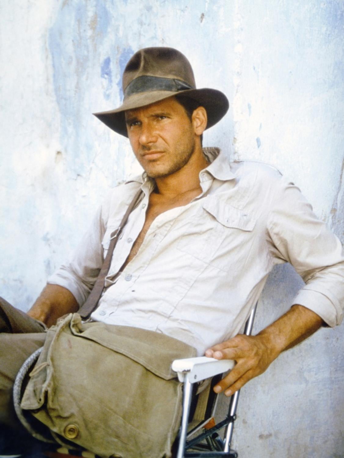Art.com RAIDERS OF THE LOST ARK, 1981 On the set, Harrison Ford (photo ...