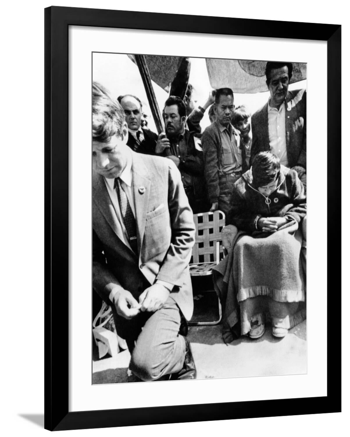 Art.com Sen Robert Kennedy Worships with Cesar Chavez Photo, Black ...
