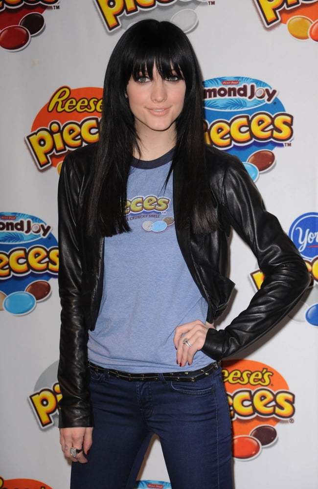 Ashlee Simpson Wentz At A Public Appearance For New Hershey'S Pieces ...