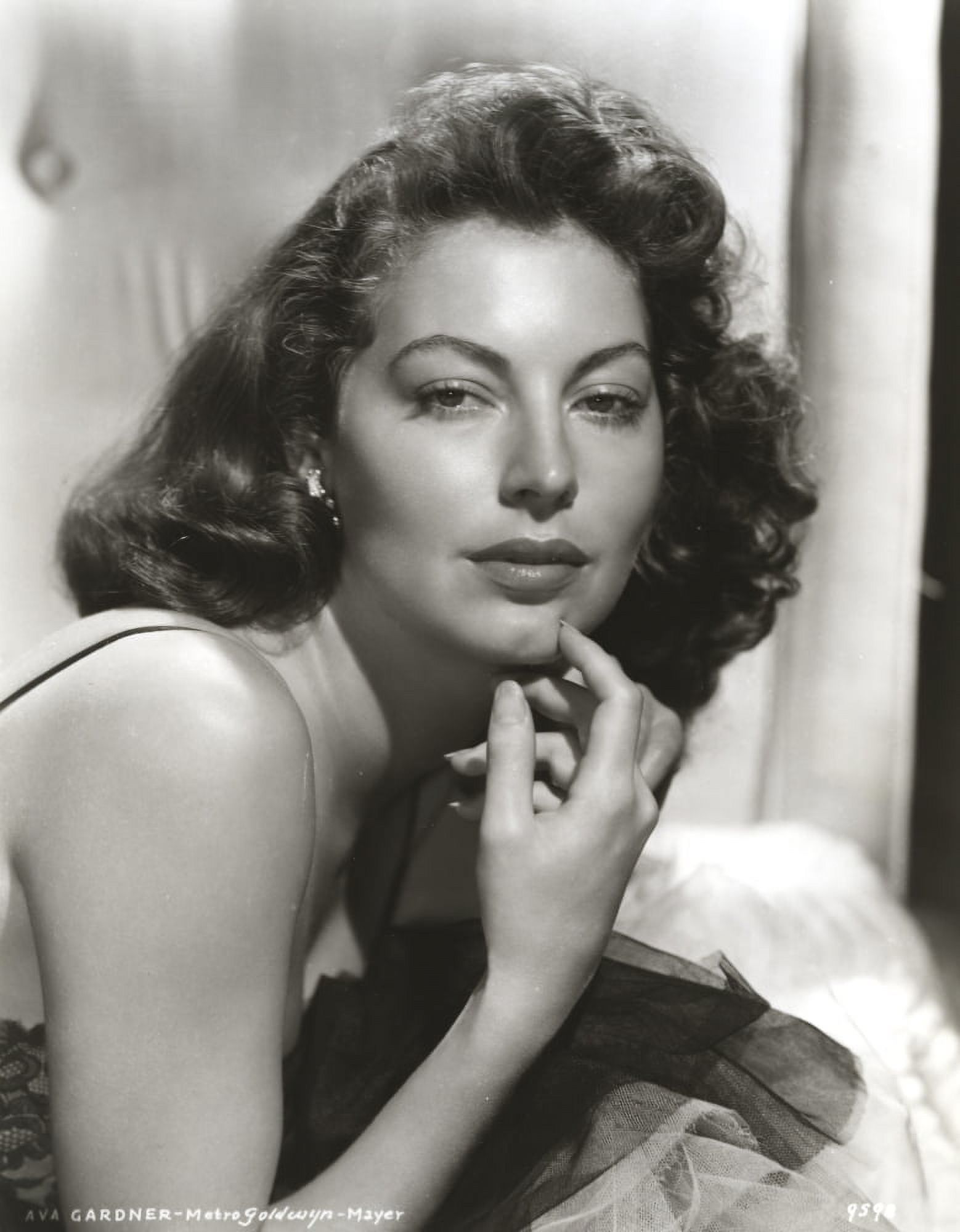 Ava Gardner posed with Hand on Chin in Black and White Portrait Photo ...