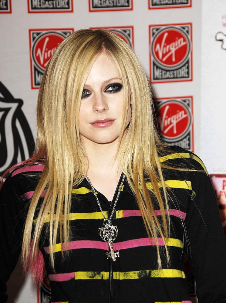 Avril Lavigne At In-Store Appearance For The Best Damn Thing Cd Signing ...