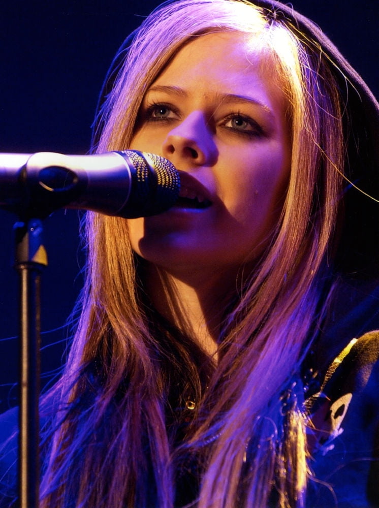 Avril Lavigne Poster Singing Close Up 27Inx40In for any room 27x40 ...