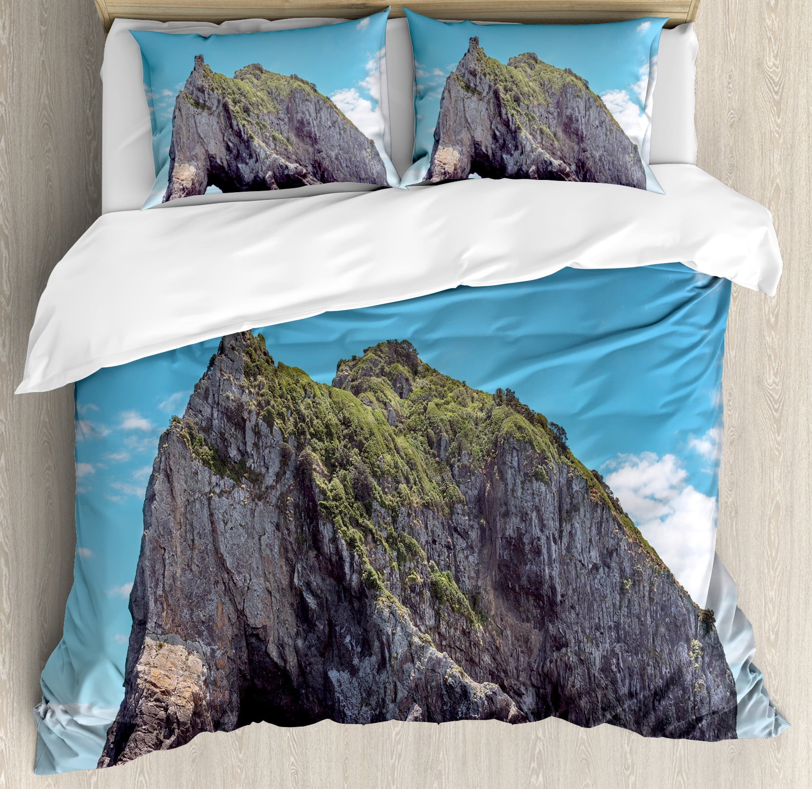 Beach Duvet Cover Set, Famous Shape Rock with the Grand Hole in Bay of ...