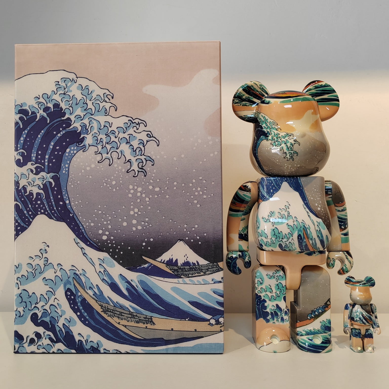Bearbrick 400%&100% Kanagawa Surf ABS material box contains two bears ...