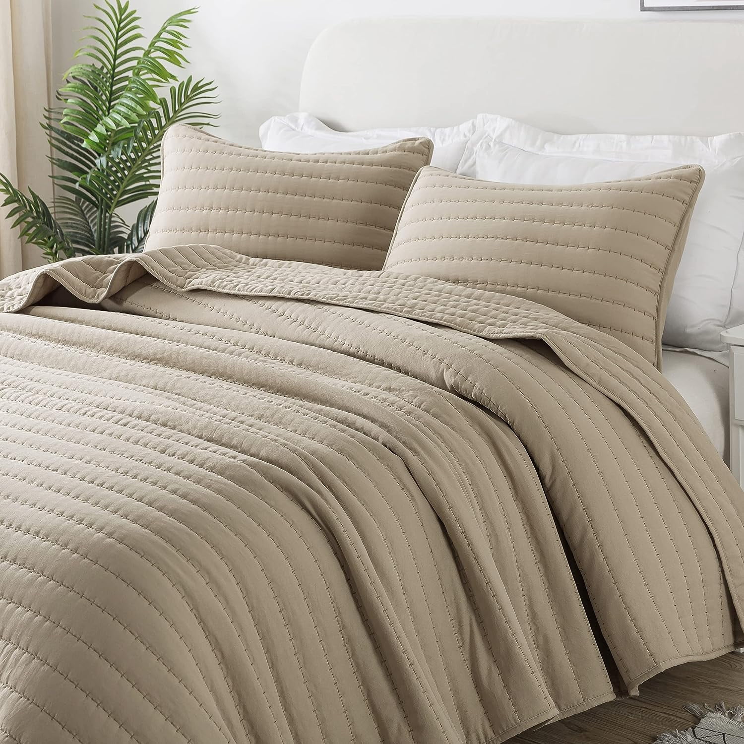 Beige Cream Tan Queen Size Quilt Bedding Sets with Pillow Shams, Full ...