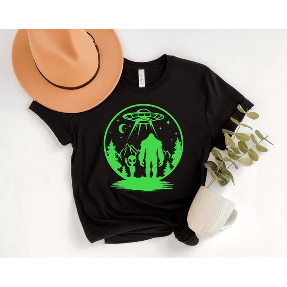 Bigfoot and Alien Abduction T-Shirt: Yeti UFO Shirt All Size S-5Xl ...