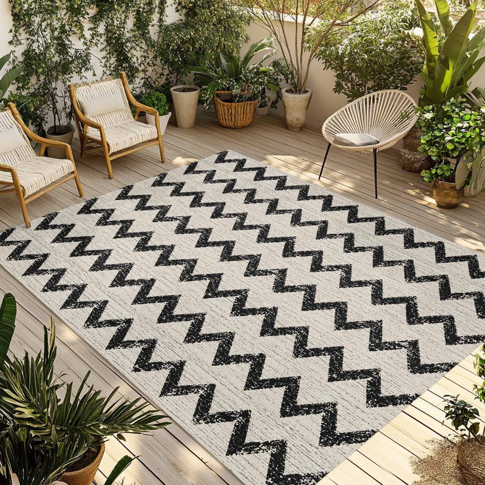 Black Zigzag Line Outdoor Rug, Chevron Stripe Tribal Pattern Shabby ...