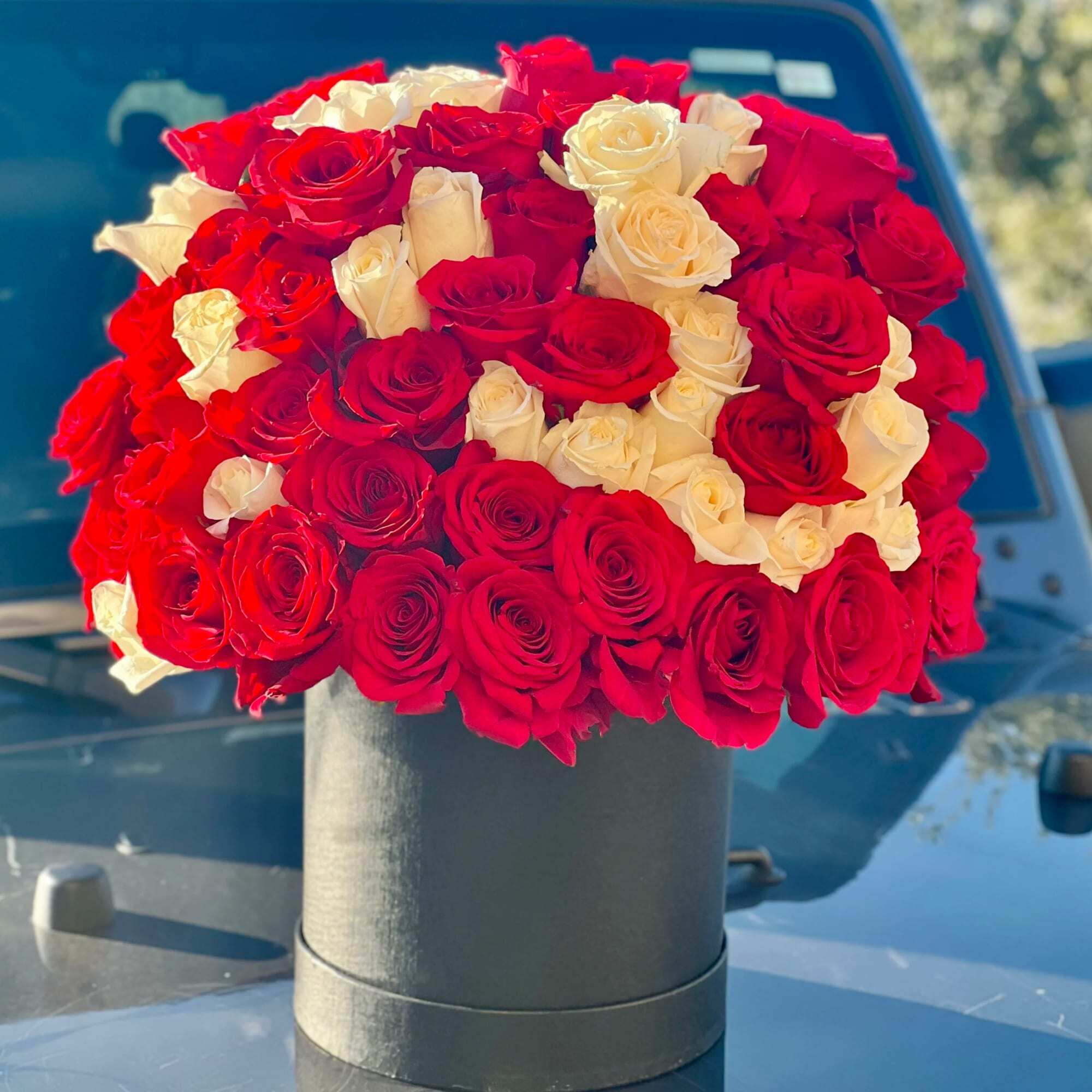 Blomme Te Amo Red & White Roses Flower Box Large Red & White Roses ...