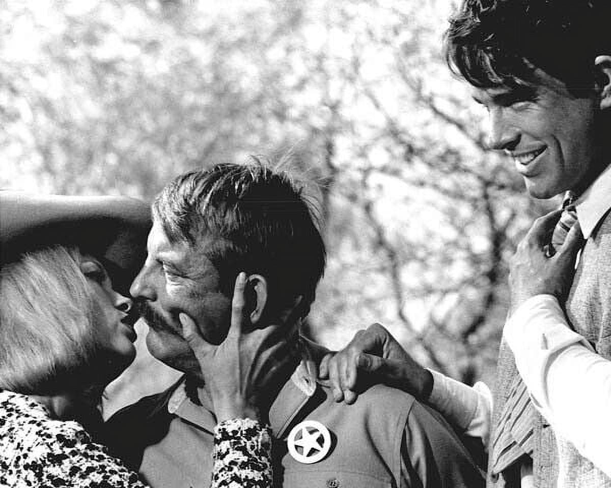 Bonnie And Clyde Faye Dunaway kisses Denver Pyle Warren Beatty smiles ...