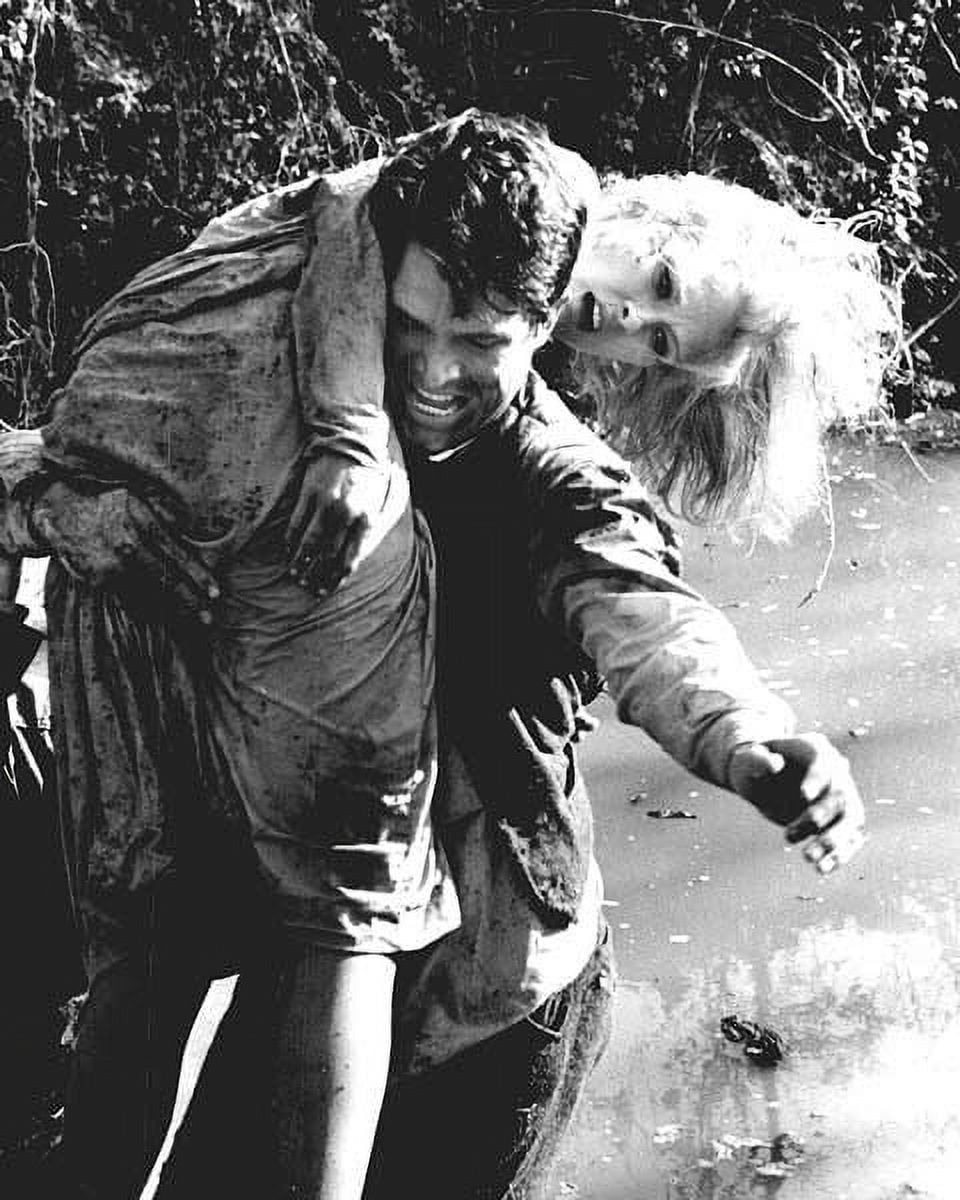 Bonnie and Clyde Warren Beatty carries wounded Faye Dunaway in swamp ...