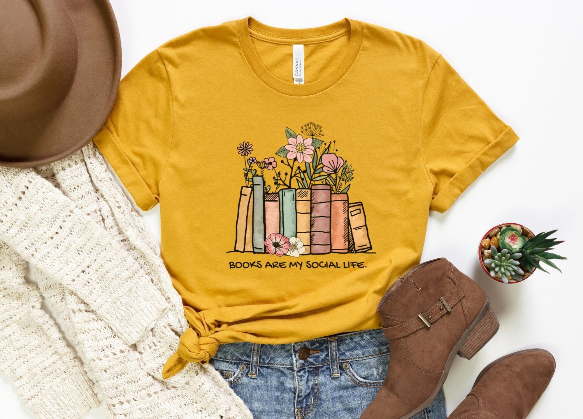 Booktrovert Shirt, Bookish Shirt, Bookworm Gift, Bookworm Tee-Shirt ...