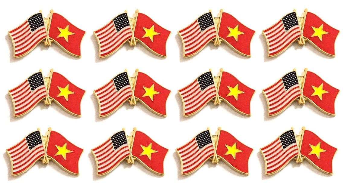 Box of 12 Vietnam & US Crossed Flag Lapel Pins, Vietnamese & American ...