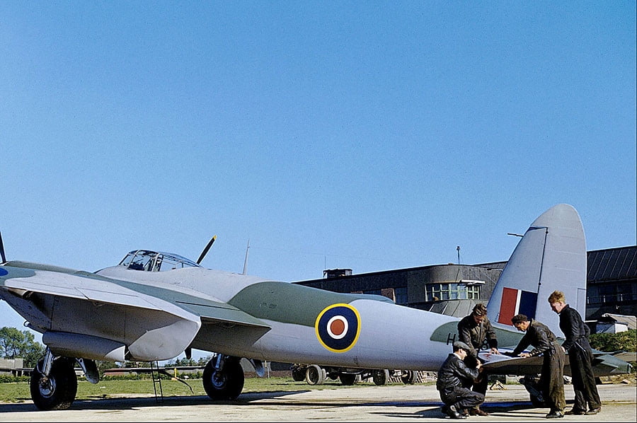 British Mosquito HJ728 Final Checks at De Havilland - 20x30 Inch ...