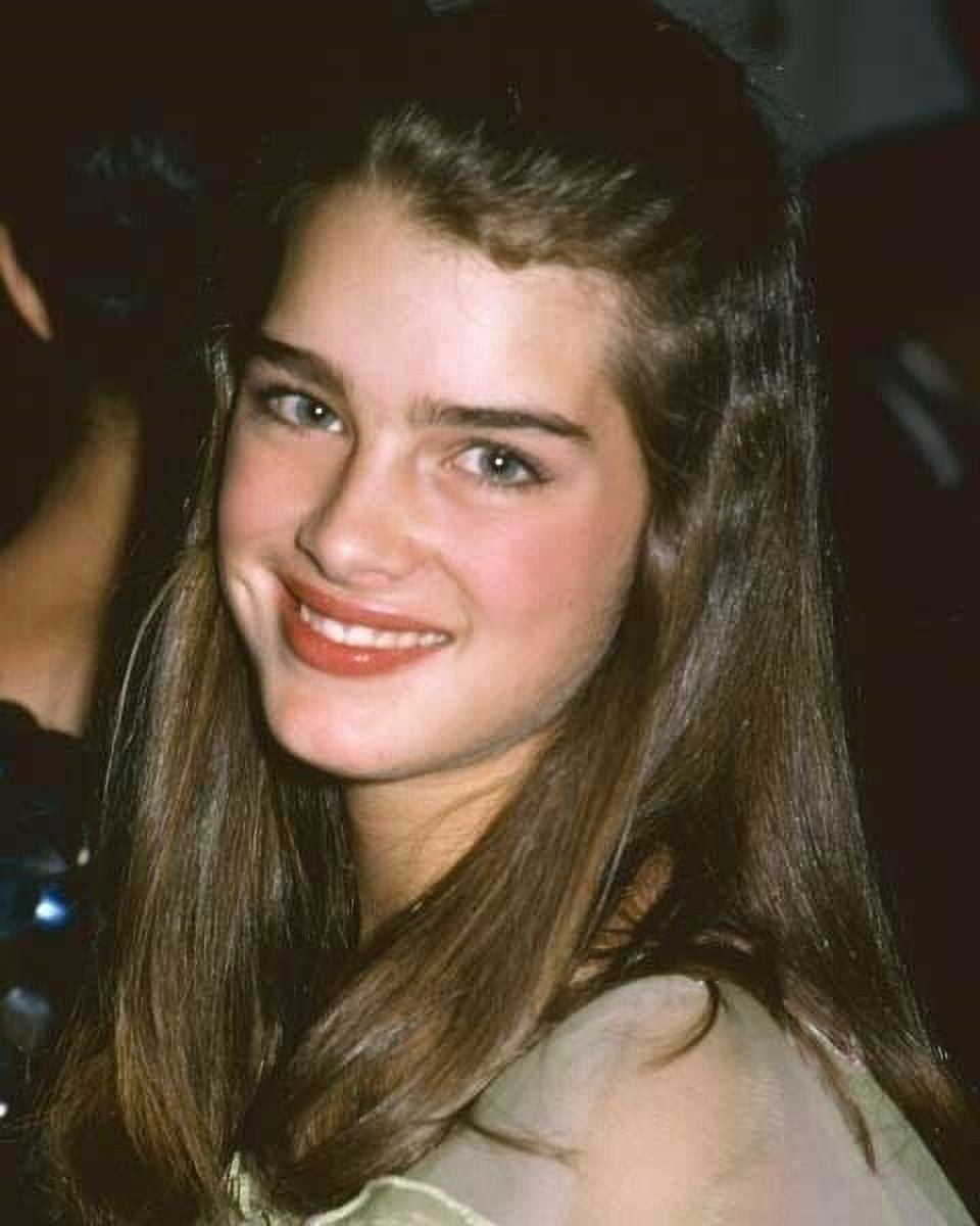 Brooke Shields smiles for camera circa 1980 5x7 photo - Walmart.com
