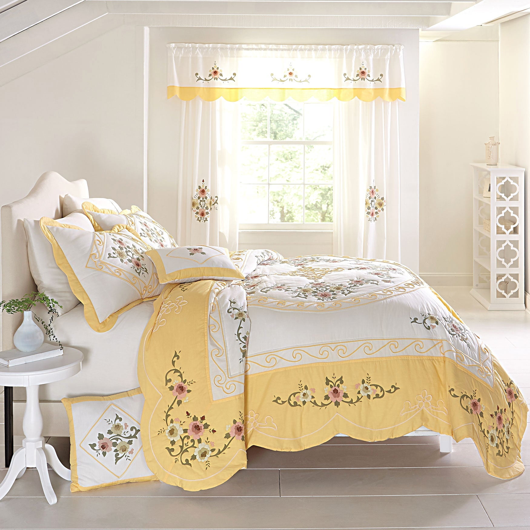 BrylaneHome Ava Oversized Embroidered Cotton Quilt, Twin/Queen/King ...