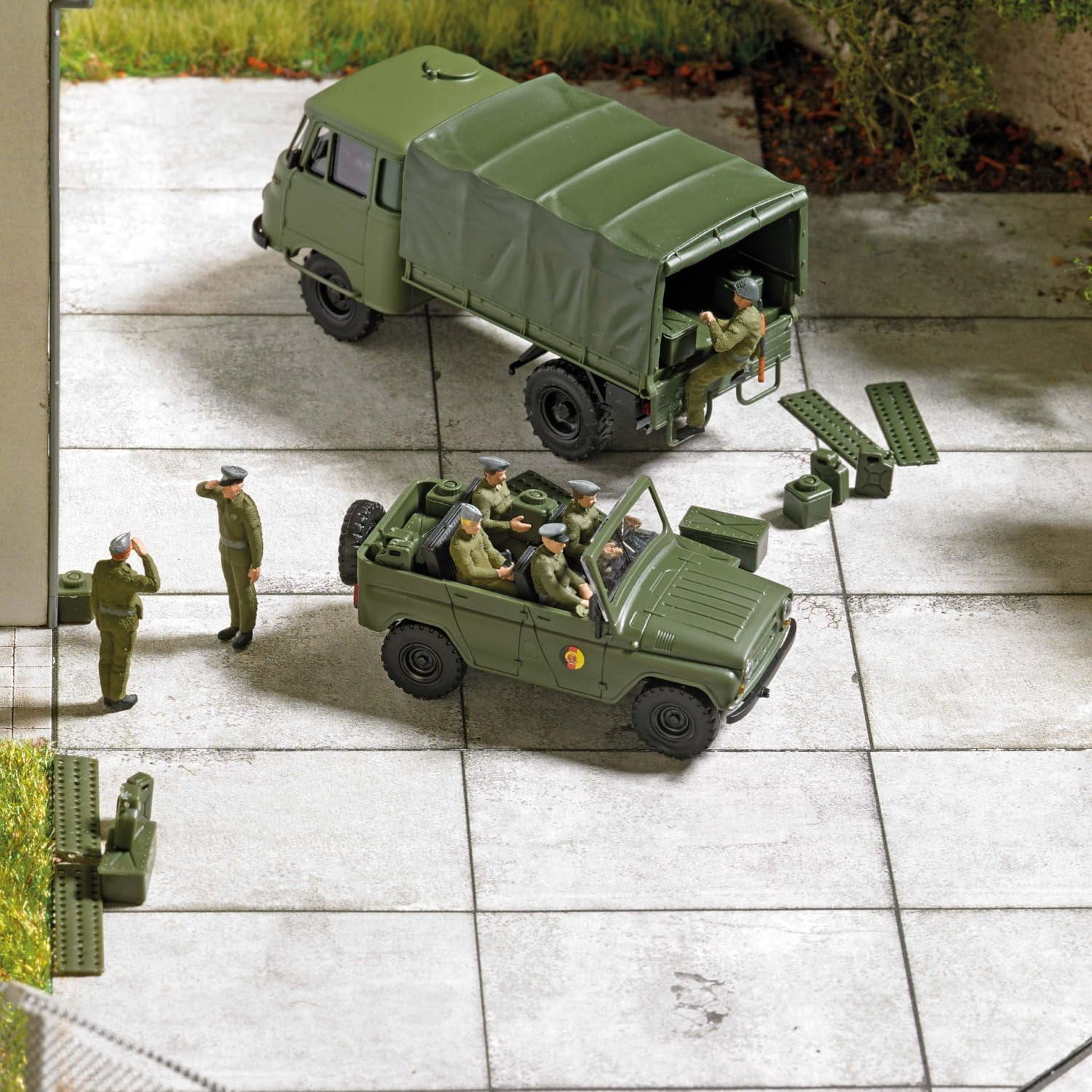 Busch - 4 NVA SOLDATEN SITZEND H0 - Walmart.com