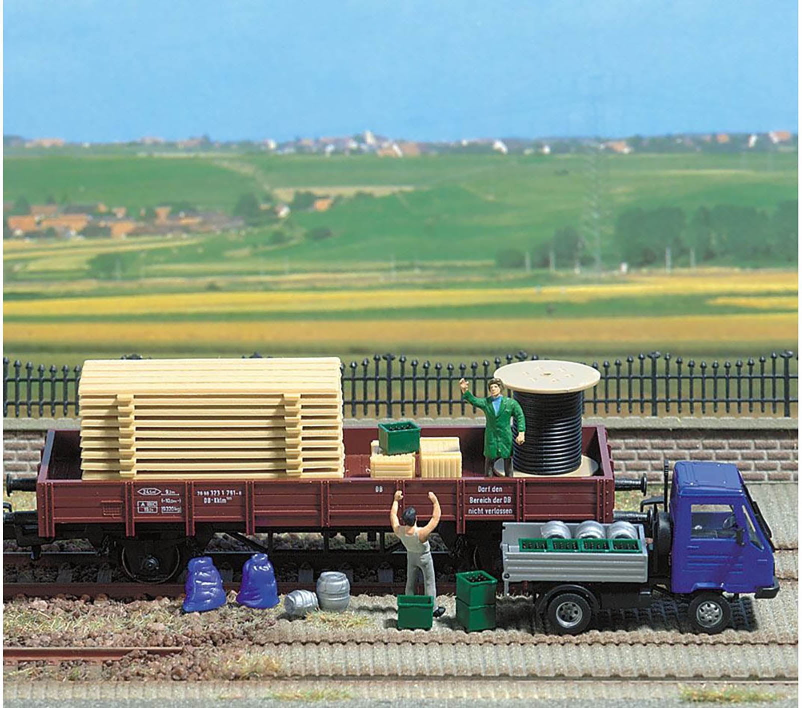 Busch HO Scale Assorted Freight Loads (Pallets, Crates, Barrels) Kit ...