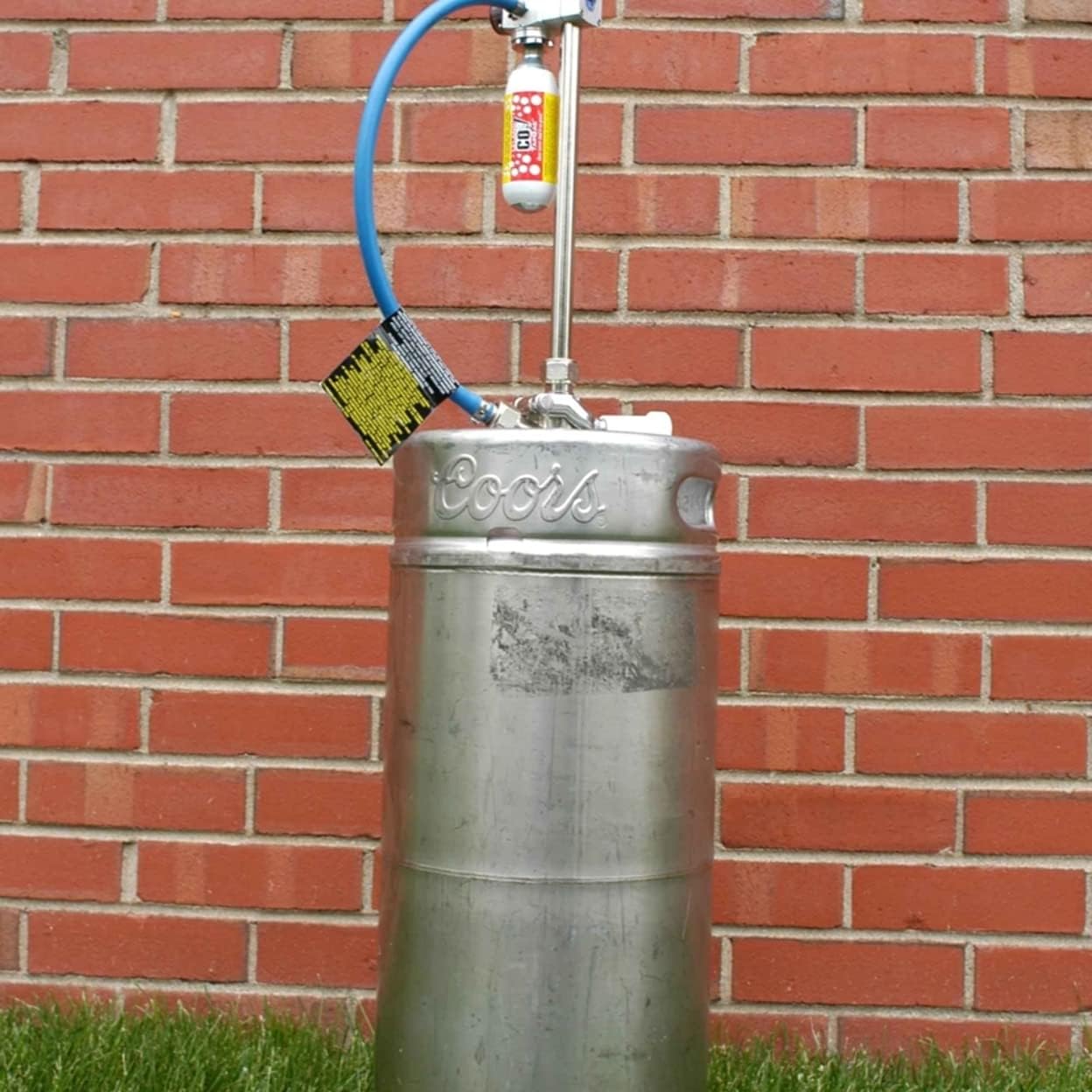 CO2 Picnic Tap - Draft Keg Gas Pump [includes 2 X 74g CO2 Cylinders of ...
