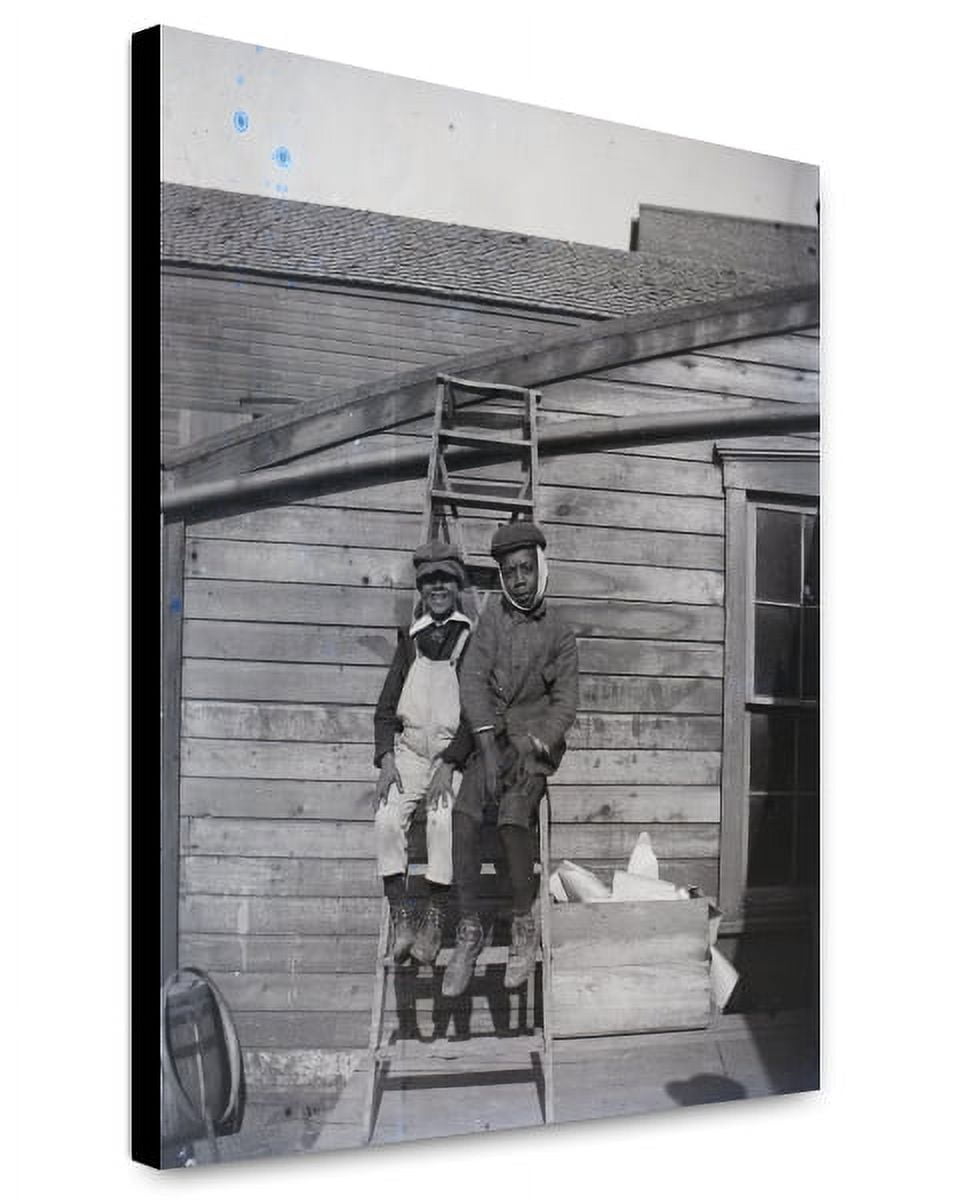 Canvas Print: Clarence Grandpa Liv And Alonzo Teddy Tucker Behind The ...