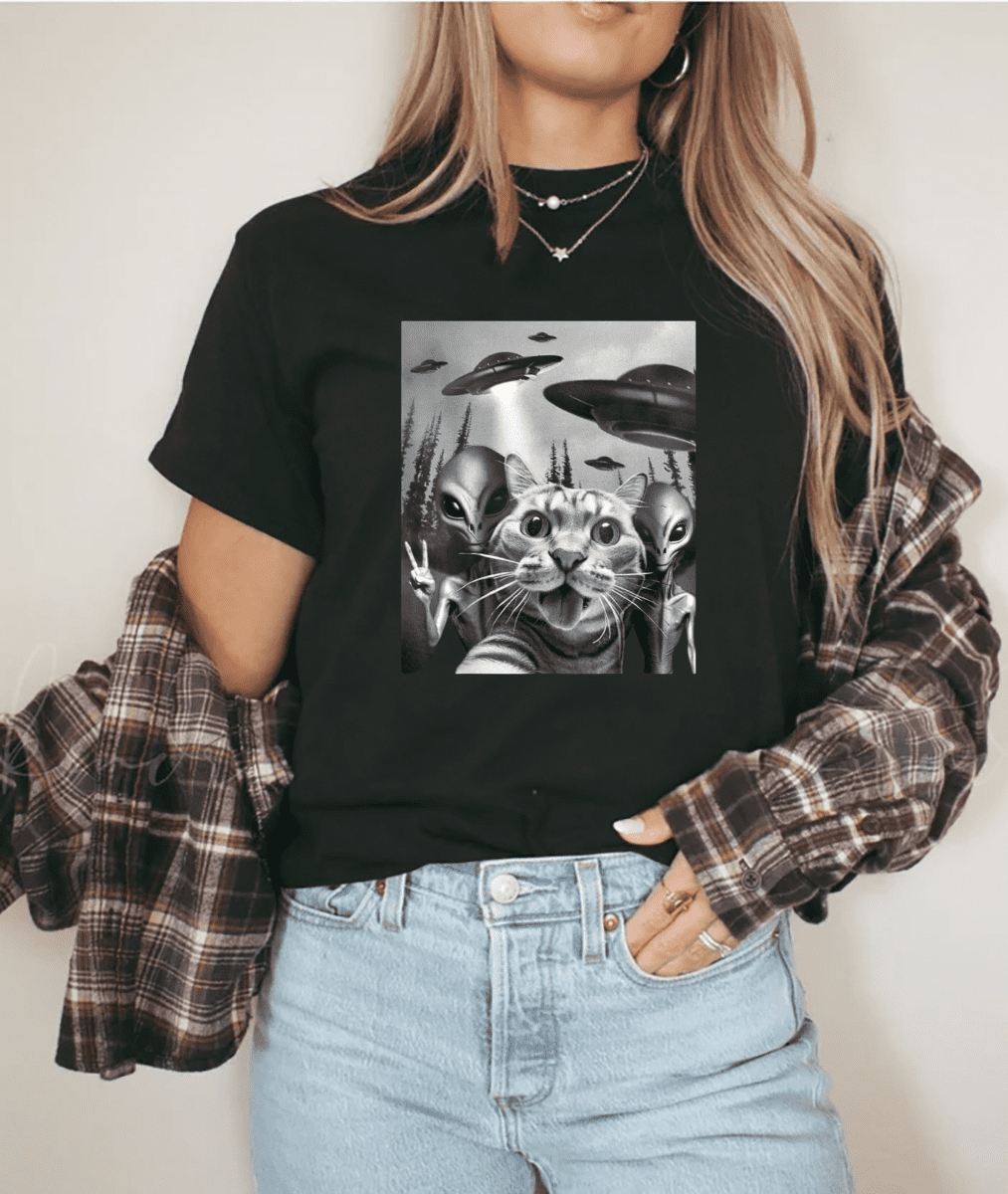 Cat Selfie With UFOs Peace Sign Funny Alien Invasion Unisex T-Shirt up ...