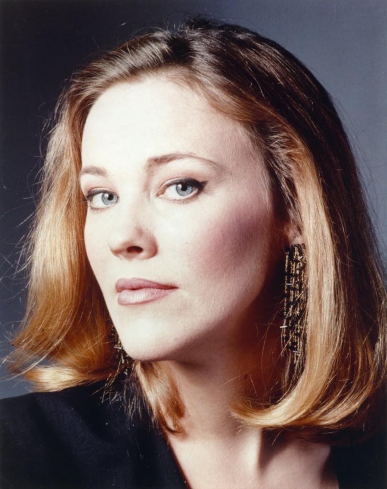 Catharine O'Hara Close Up Portrait Photo Print (8 x 10) - Walmart.com
