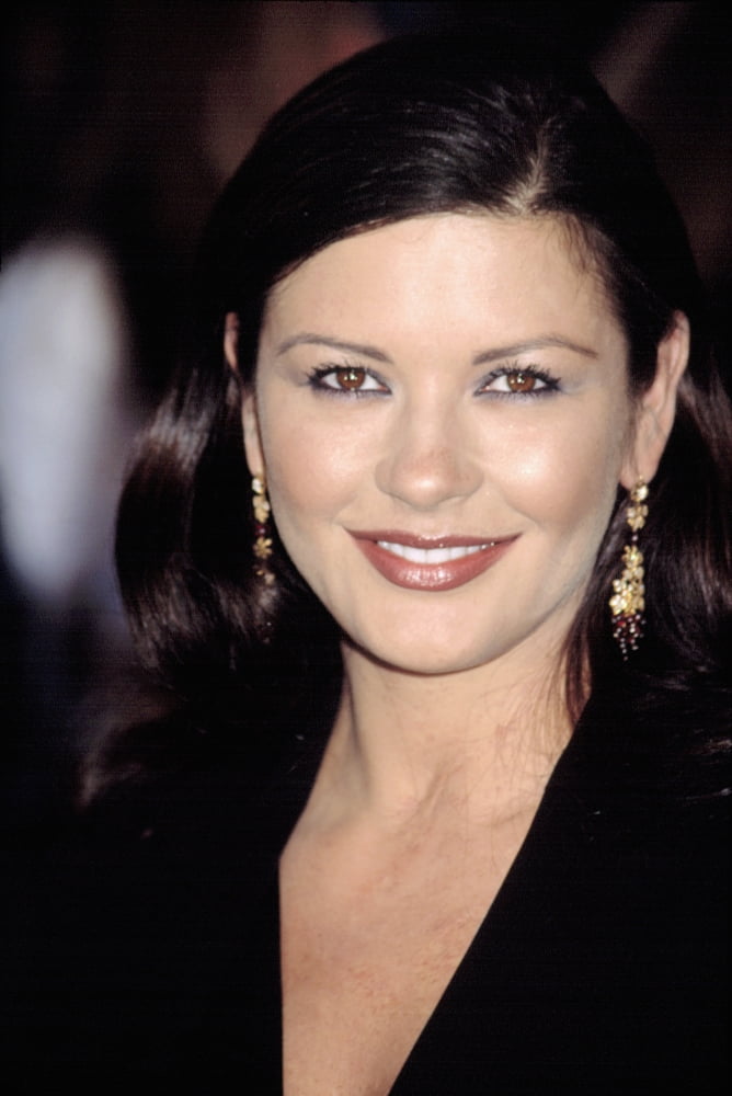 Catherine Zeta-Jones At Premiere Of It Runs In The Family, Ny 4132003 ...