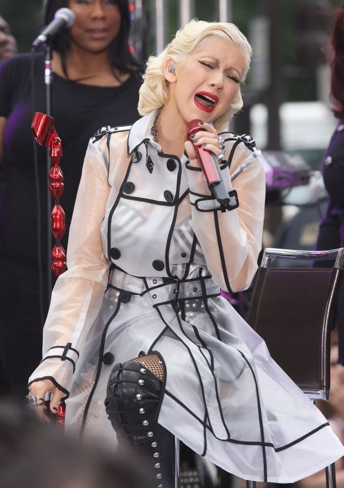 Christina Aguilera On Stage For Cbs The Early Show Concert With ...