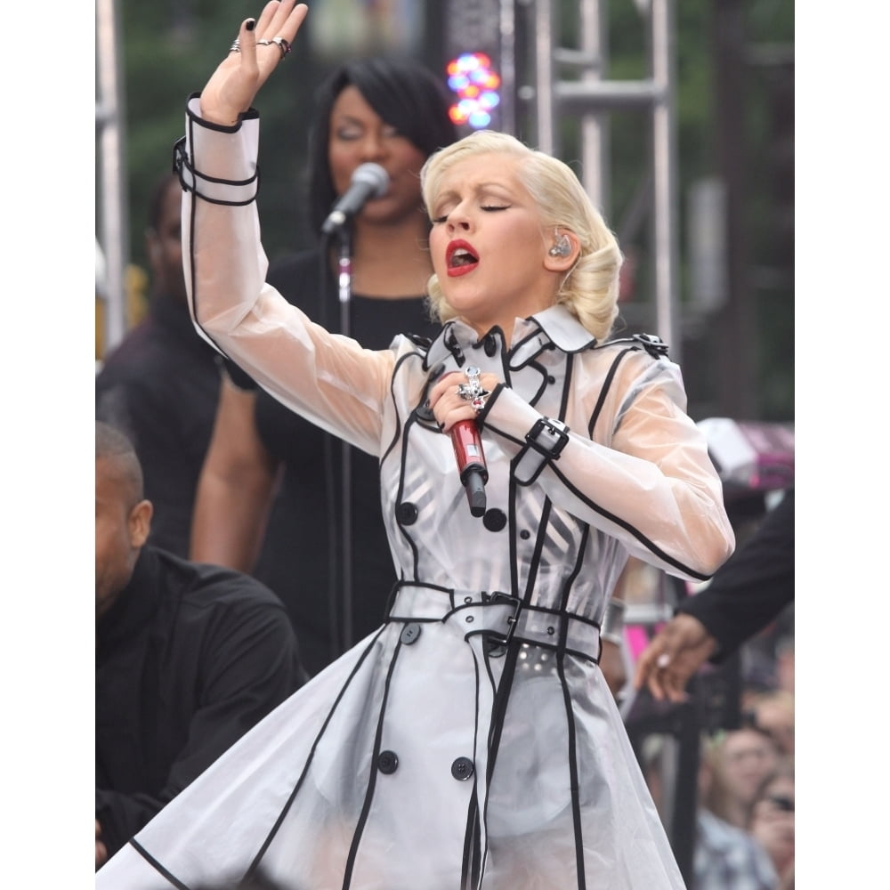 Christina Aguilera On Stage For Cbs The Early Show Concert With ...