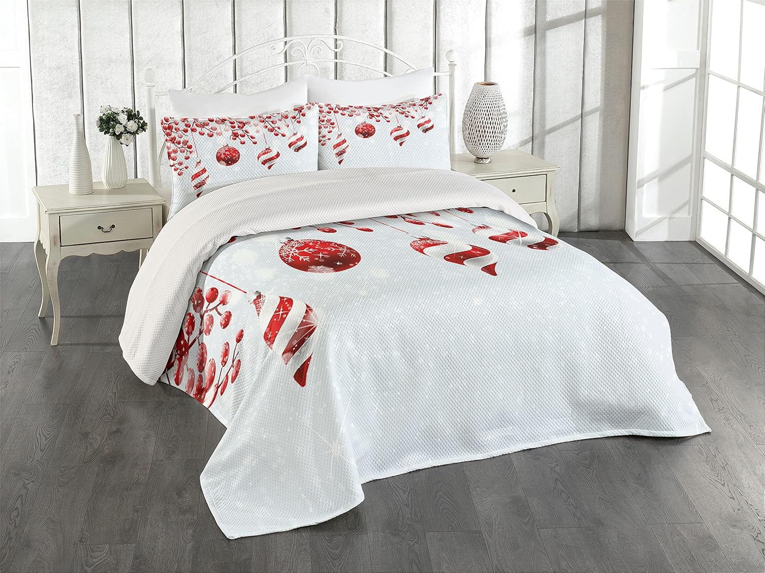 Christmas Coverlet, Traditional Design Holly Berry Branches with Snow ...