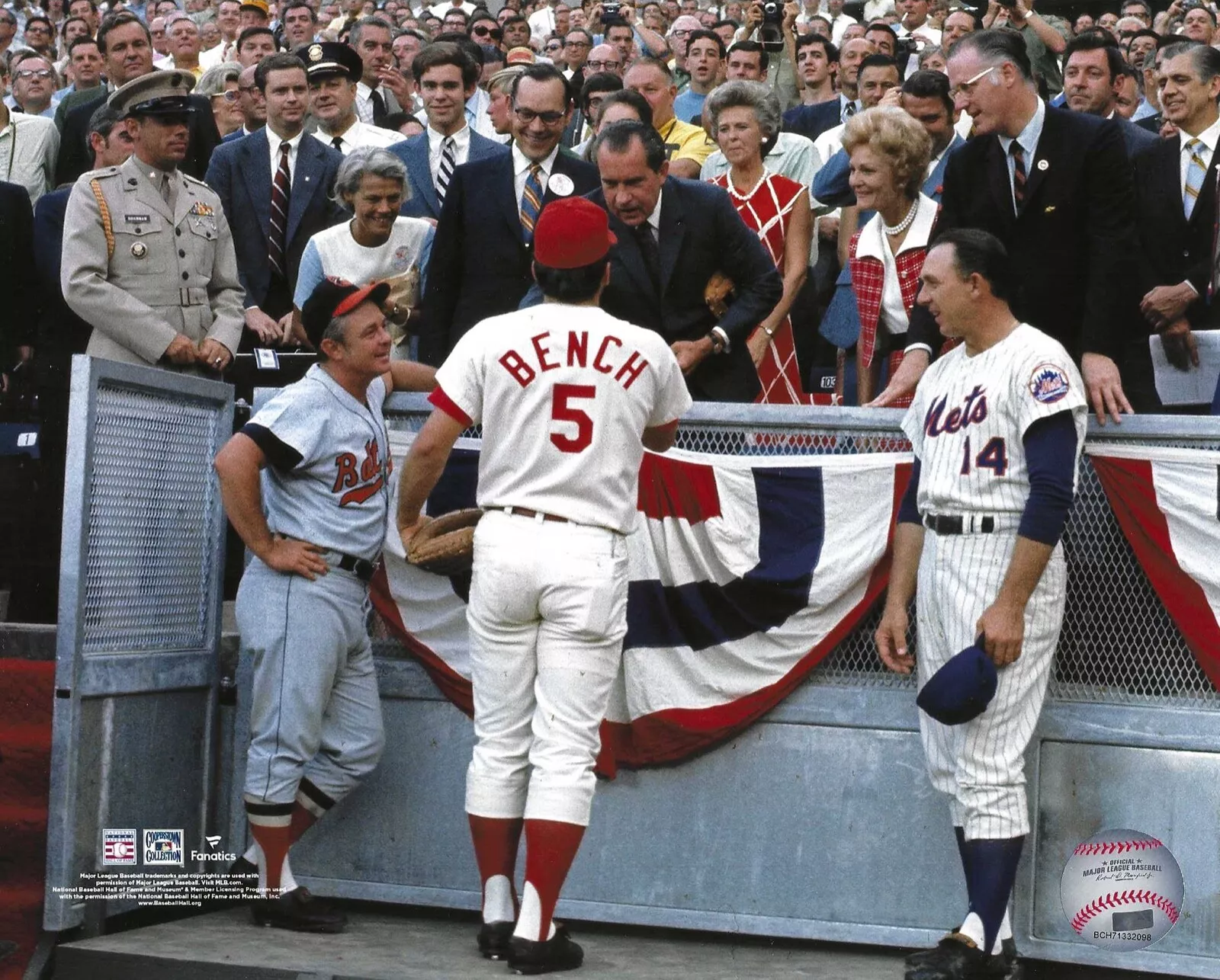 Cincinnati legend Johnny Bench shaking hands with President Richard ...