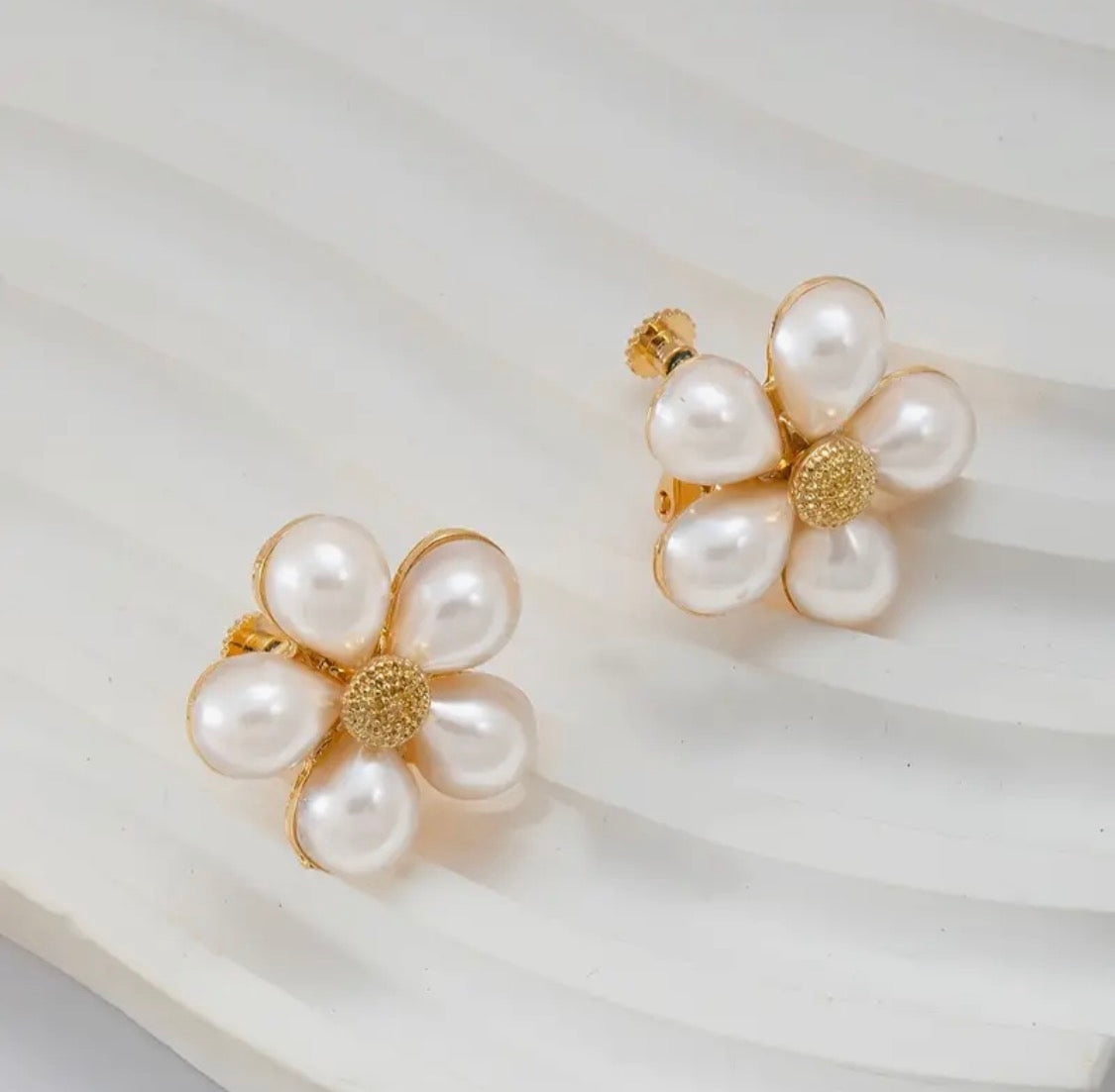 Clip on 1" gold and cream pearl round edge screw back earrings ...