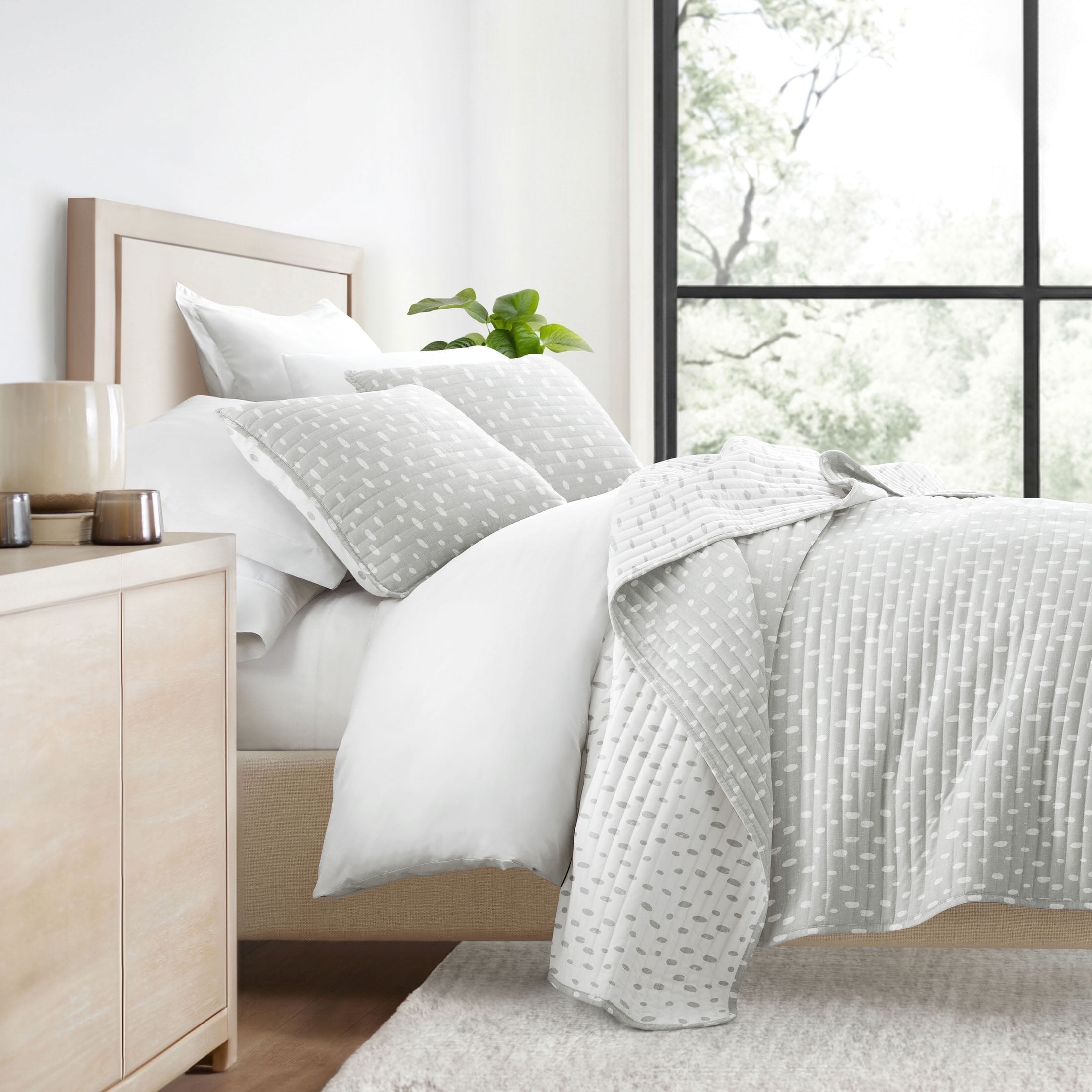 Lightweight Reversible Quilt Sets in Light Gray Polka Dots Stitched ...