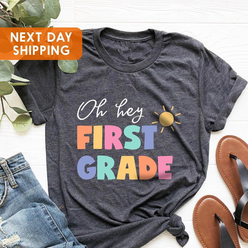 DOPASHIRT Oh Hey First Grade Teacher Shirt, 1St Grade Teacher Shirt ...