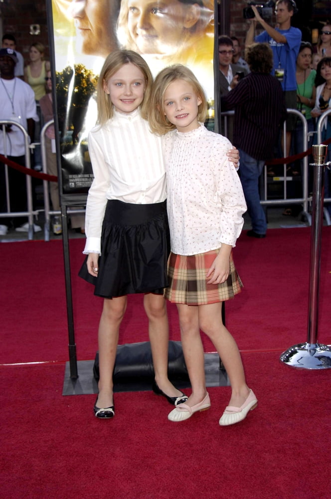 Dakota Fanning, Elle Fanning At Arrivals For Premiere Of Dreamer, Mann ...