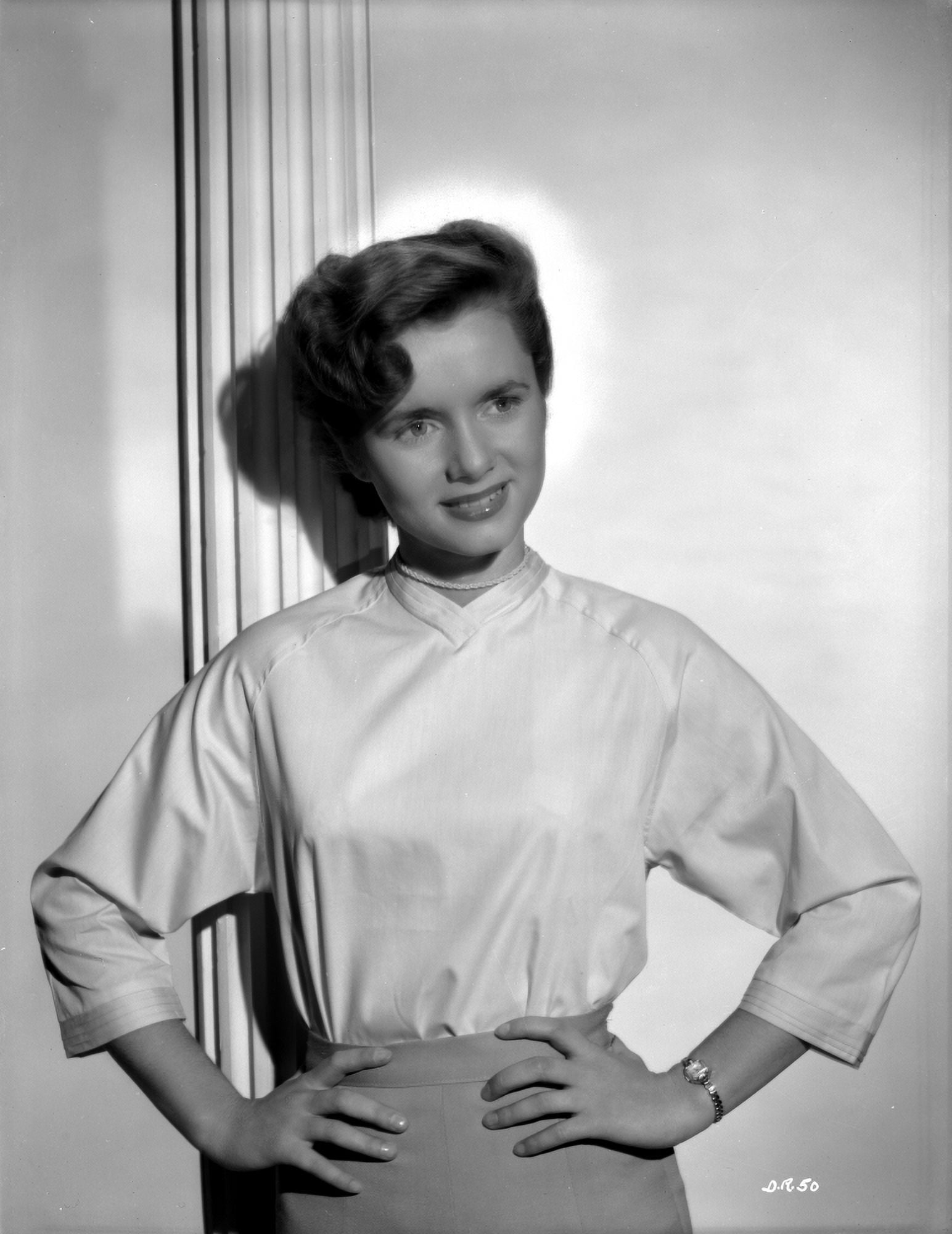 Debbie Reynolds Hands on Waist Pose Photo Print (8 x 10) - Walmart.com