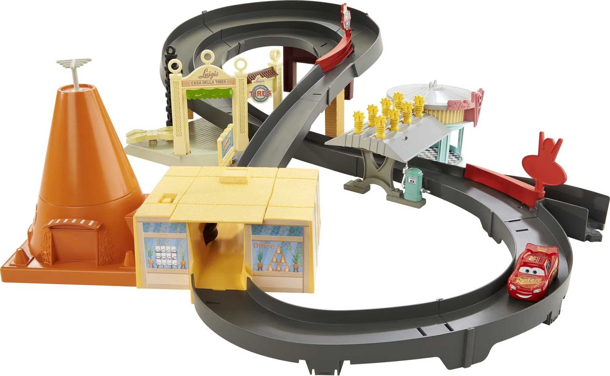Disney Pixar Cars Toys: Lightning McQueen Movie Race Track Set in ...
