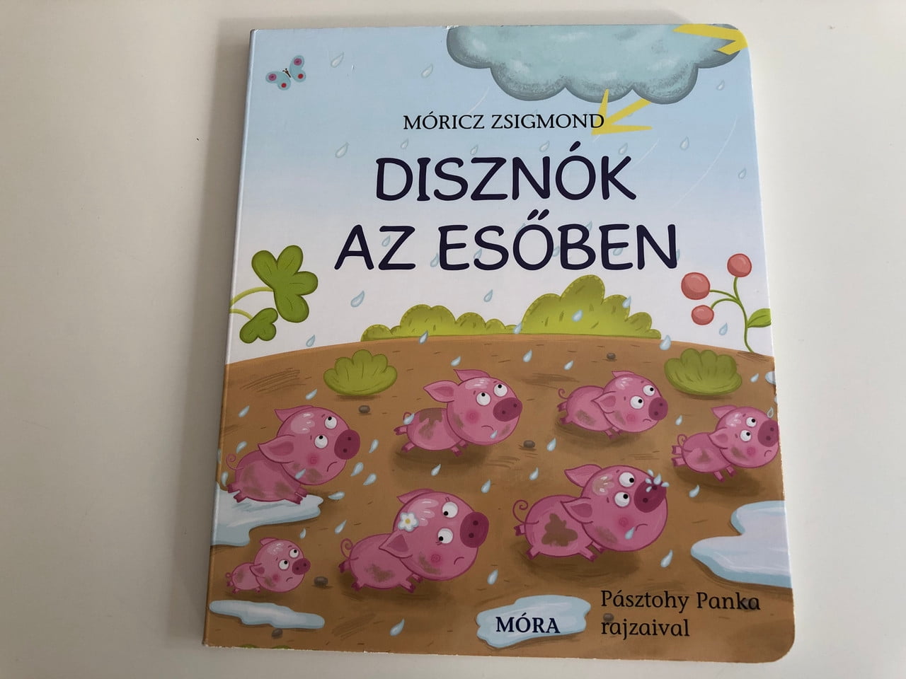 Disznók az esőben by Móricz Zsigmond / Illustrated by Pásztohy Panka ...
