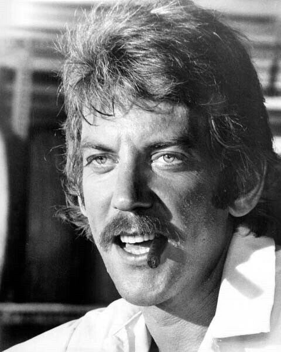 Donald Sutherland smiles as he smokes cigar 1973 Lady Ice 24x36 inch ...