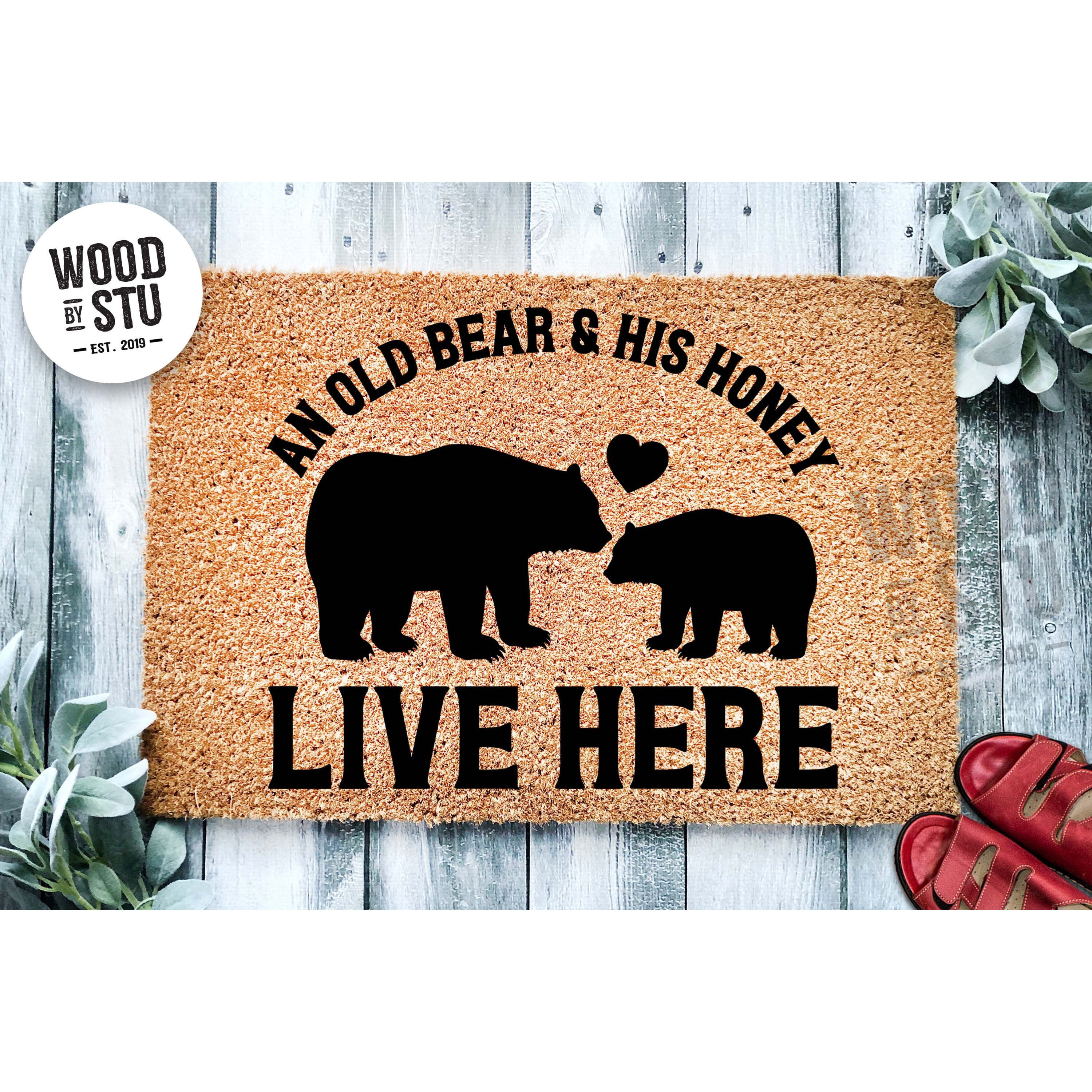 Doormat An Old Bear And His Honey Live Here | Cabin Decor | Cabin Door ...