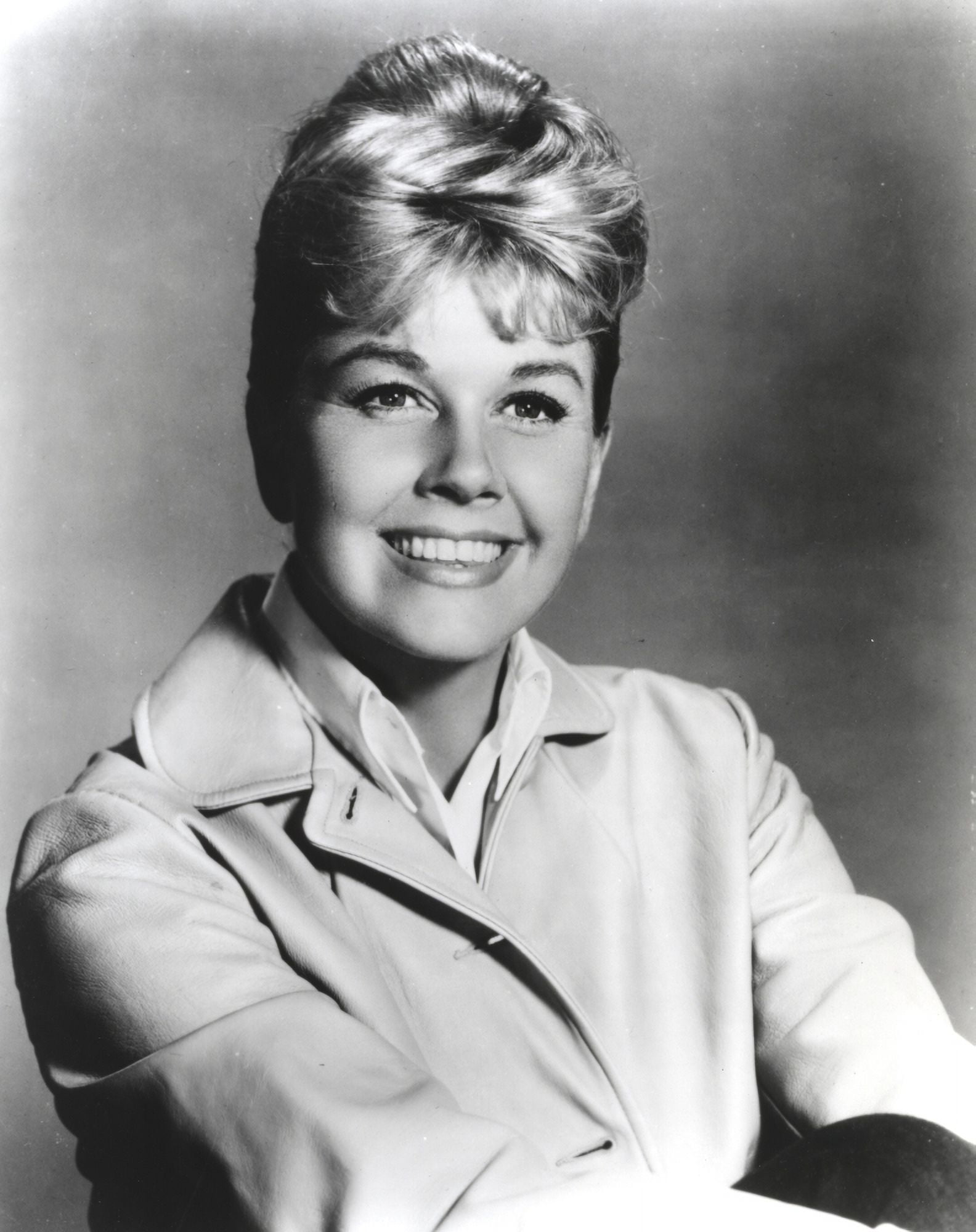 Doris Day Portrait in Classic Photo Print (24 x 30) - Walmart.com