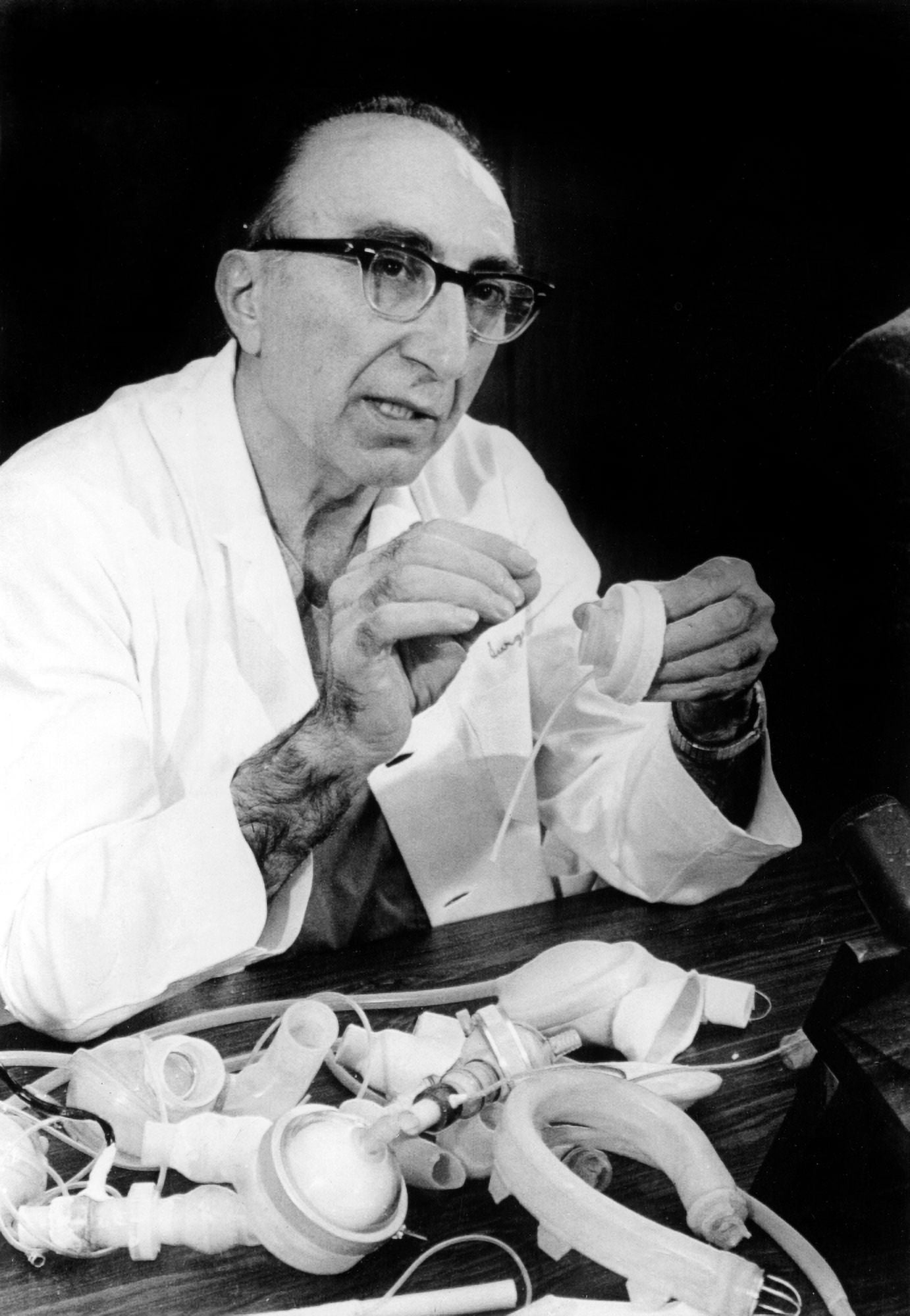 Dr Michael Debakey Showing Artificial Heart At A News Briefing In ...