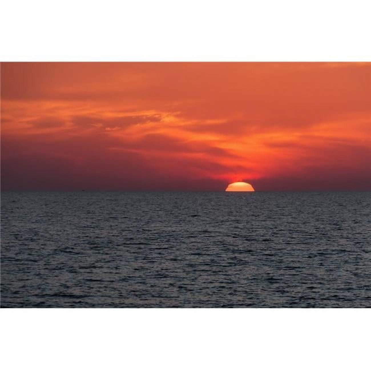 Dramatic Red Sky with The Sun Setting Under The Ocean & Horizon ...